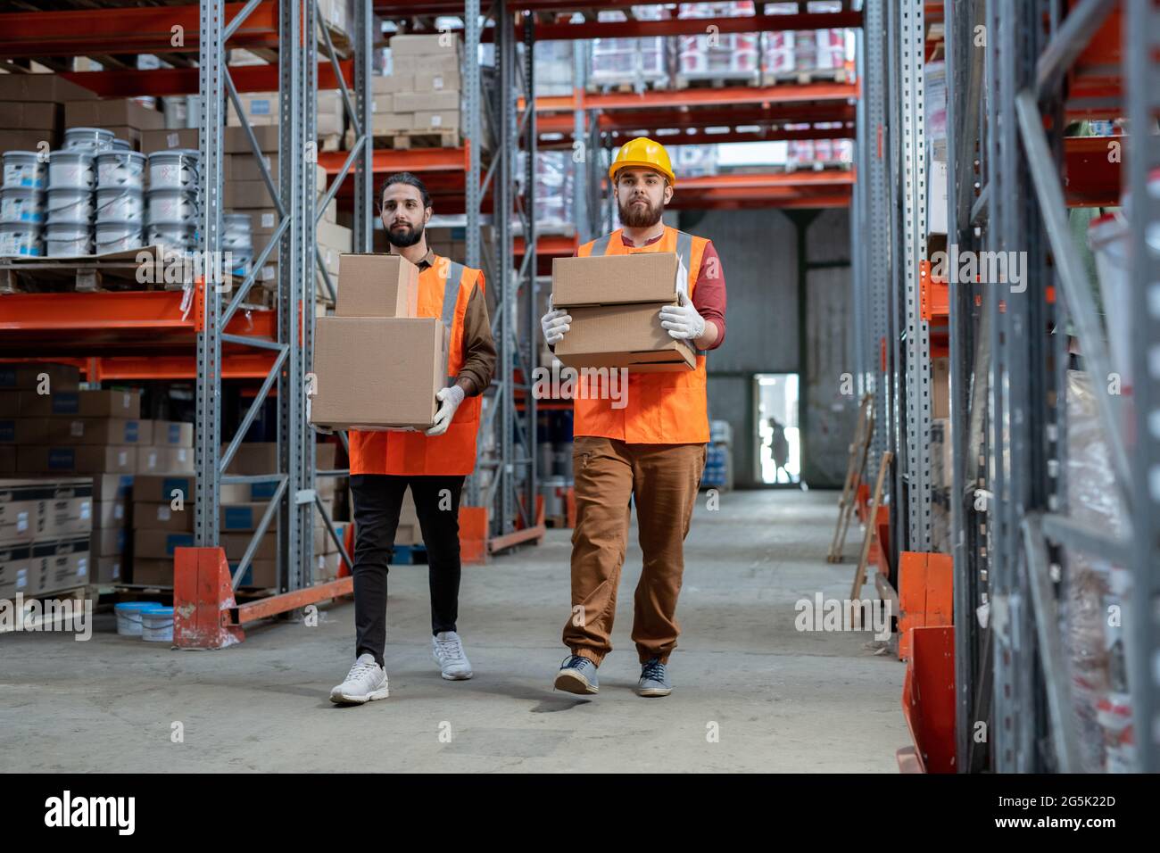 Carrying boxes in warehouse hi-res stock photography and images - Alamy