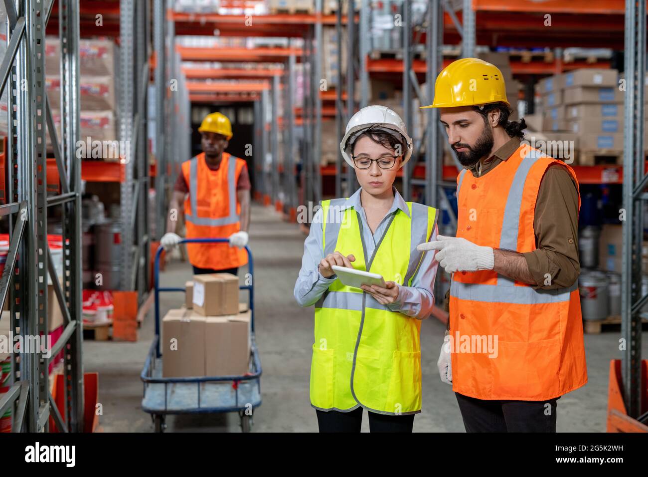 Two warehouse employees with tablet discussing working points Stock ...
