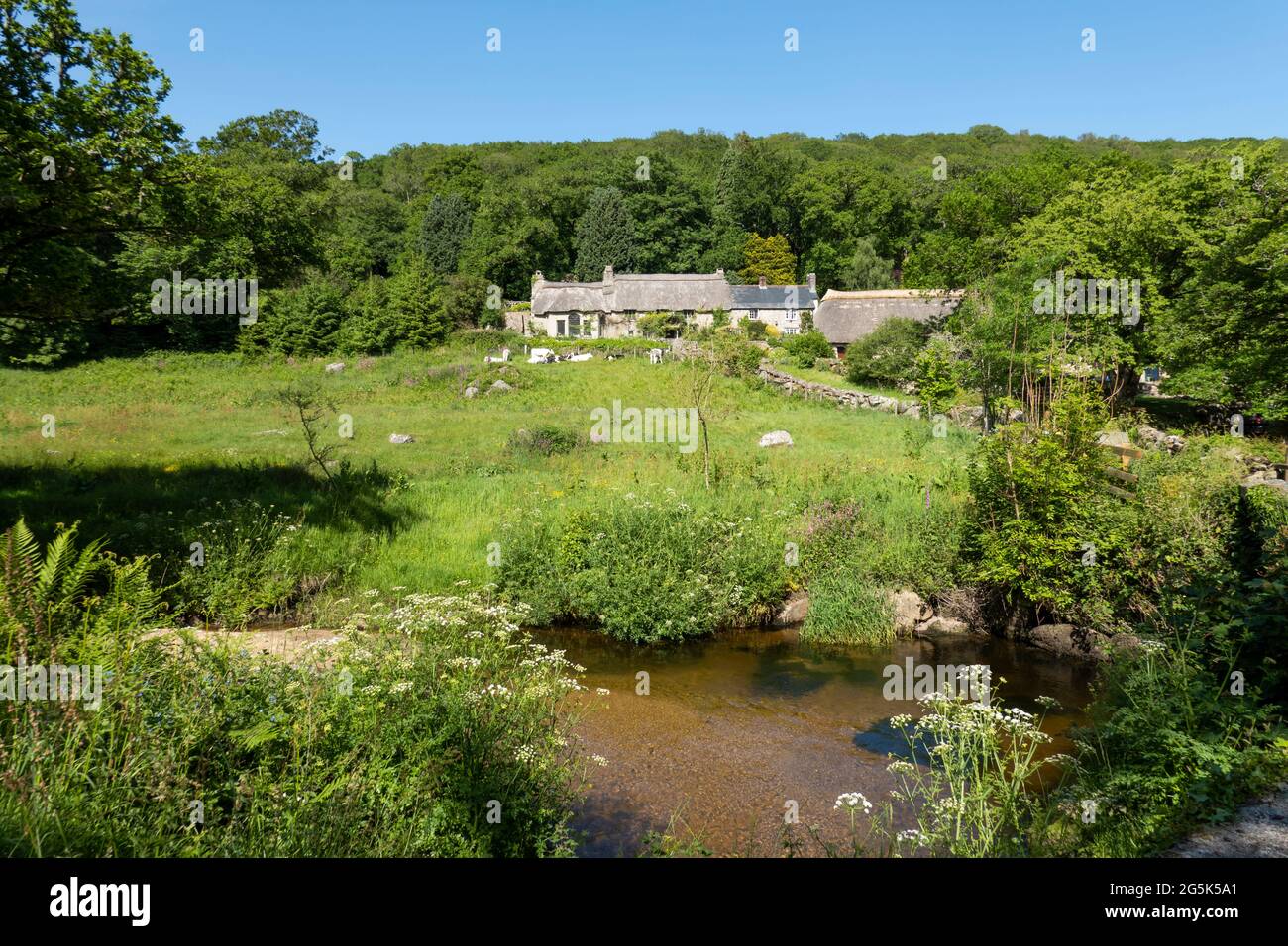 Thatched cottages at Foxworthy Bridge on the River Bovey viewed from ...
