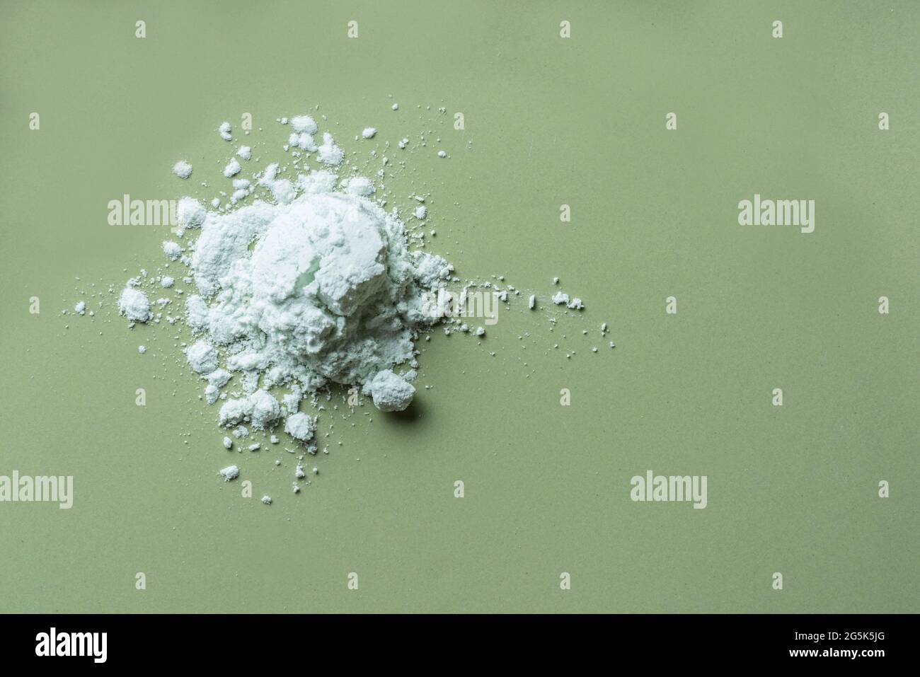 Alginate mask powder or green cosmetic clay bentonite powder, dry body ...