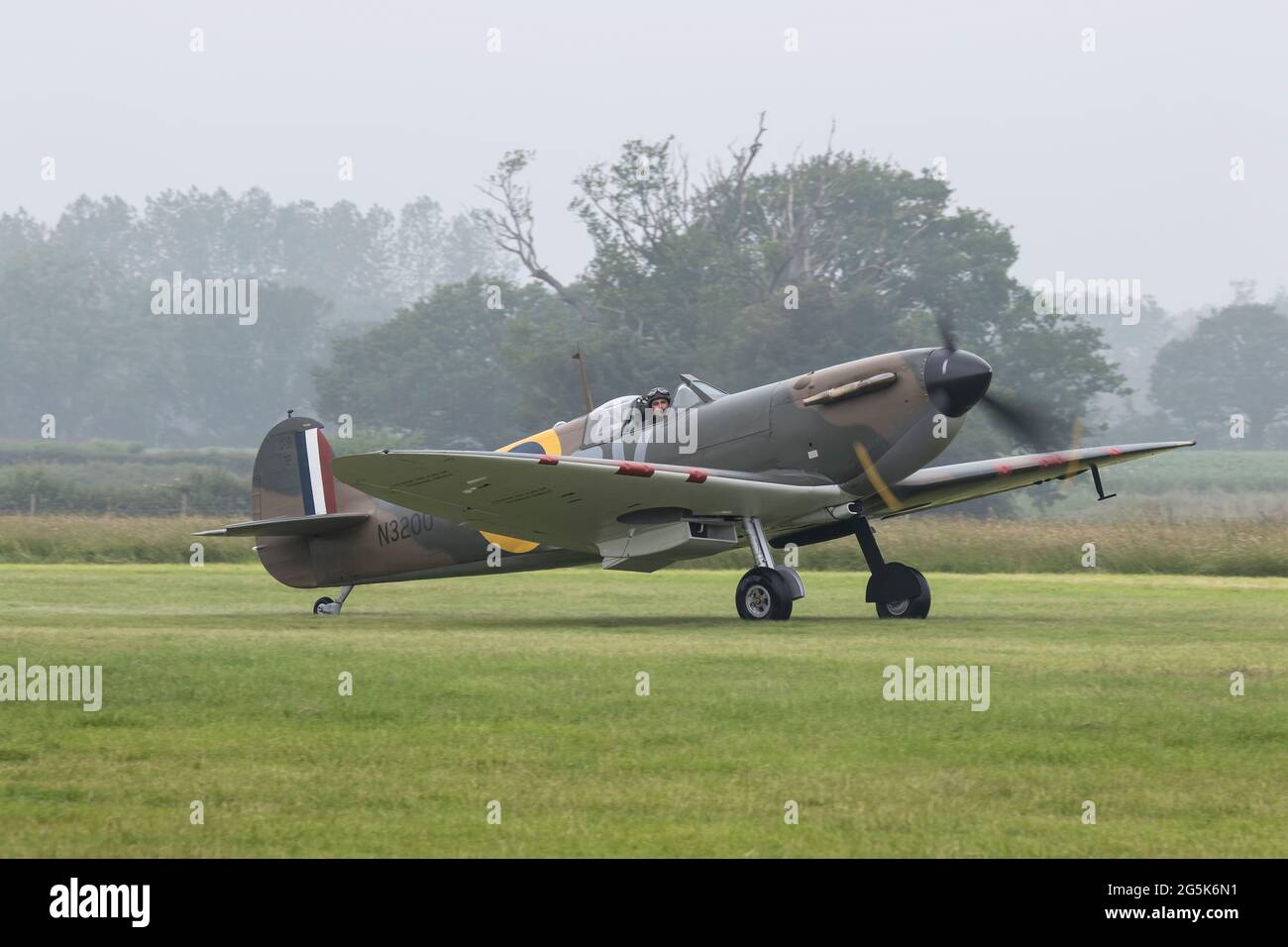 G-CFCJ N3200 Supermarine Spitfire at Headcorn Airfield Airshow 27 June ...