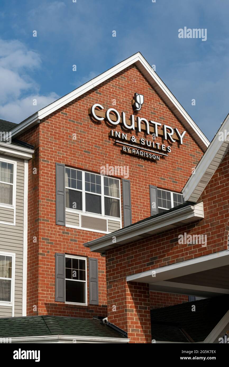 MILWAUKEE, WI,USA - JUNE 20, 2021 - Country Inn & Suites motel exterior ...