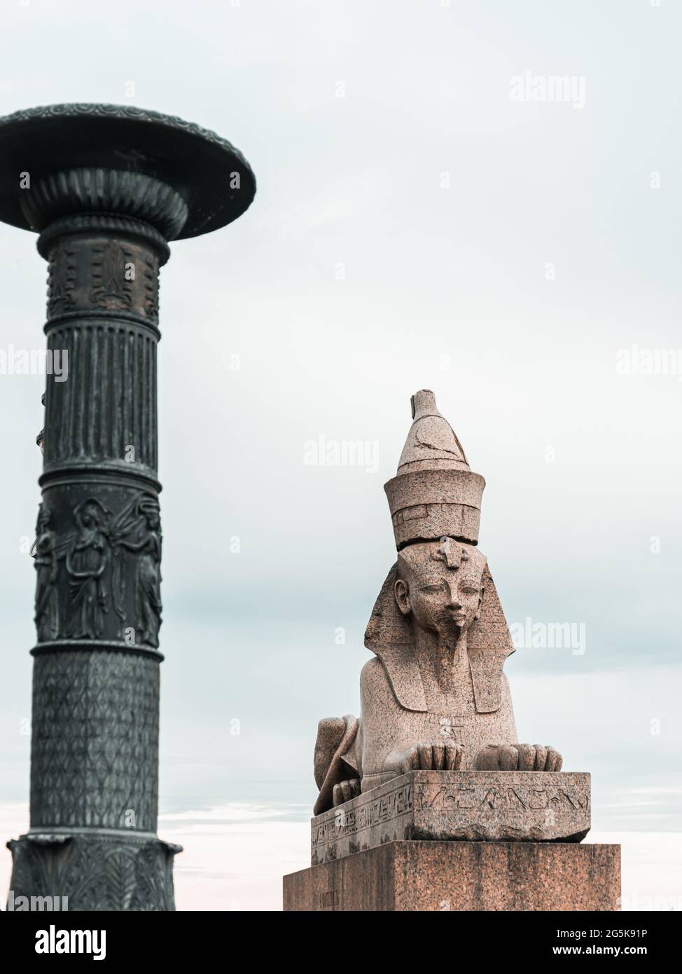 Granite sphinx statue hi-res stock photography and images - Alamy