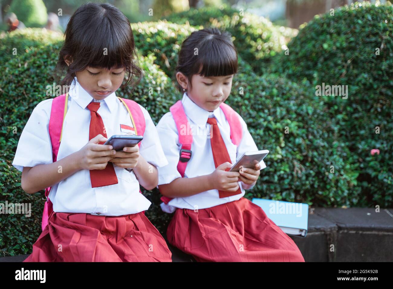 Primary school smart phone hi-res stock photography and images - Alamy