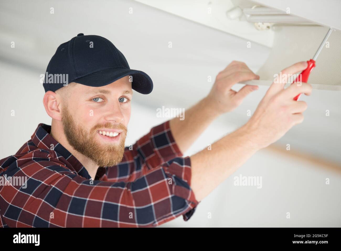 Person changing a lightbulb hi-res stock photography and images - Alamy