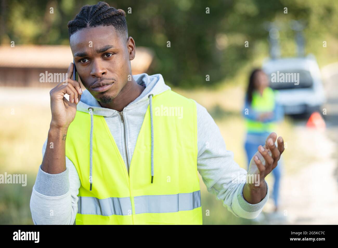 man calling car towing service on a highway roadside Stock Photo - Alamy