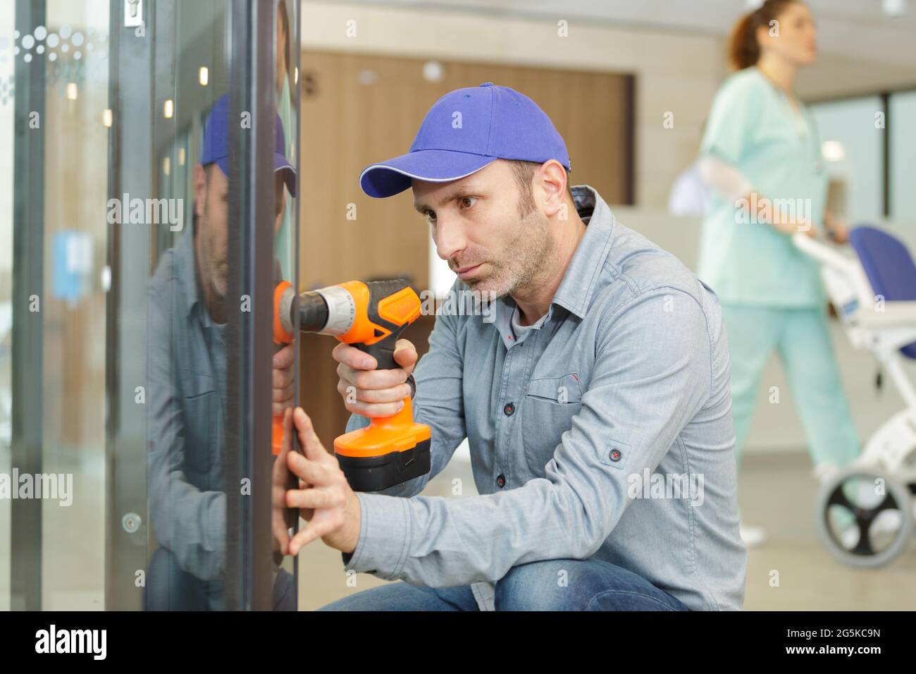 Handyman drill repairing door hi-res stock photography and images - Alamy