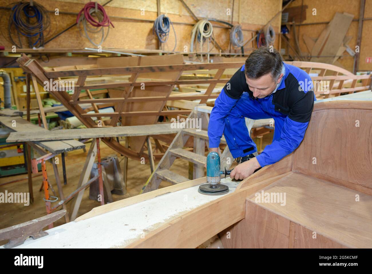 a carpenter using circular sander Stock Photo - Alamy