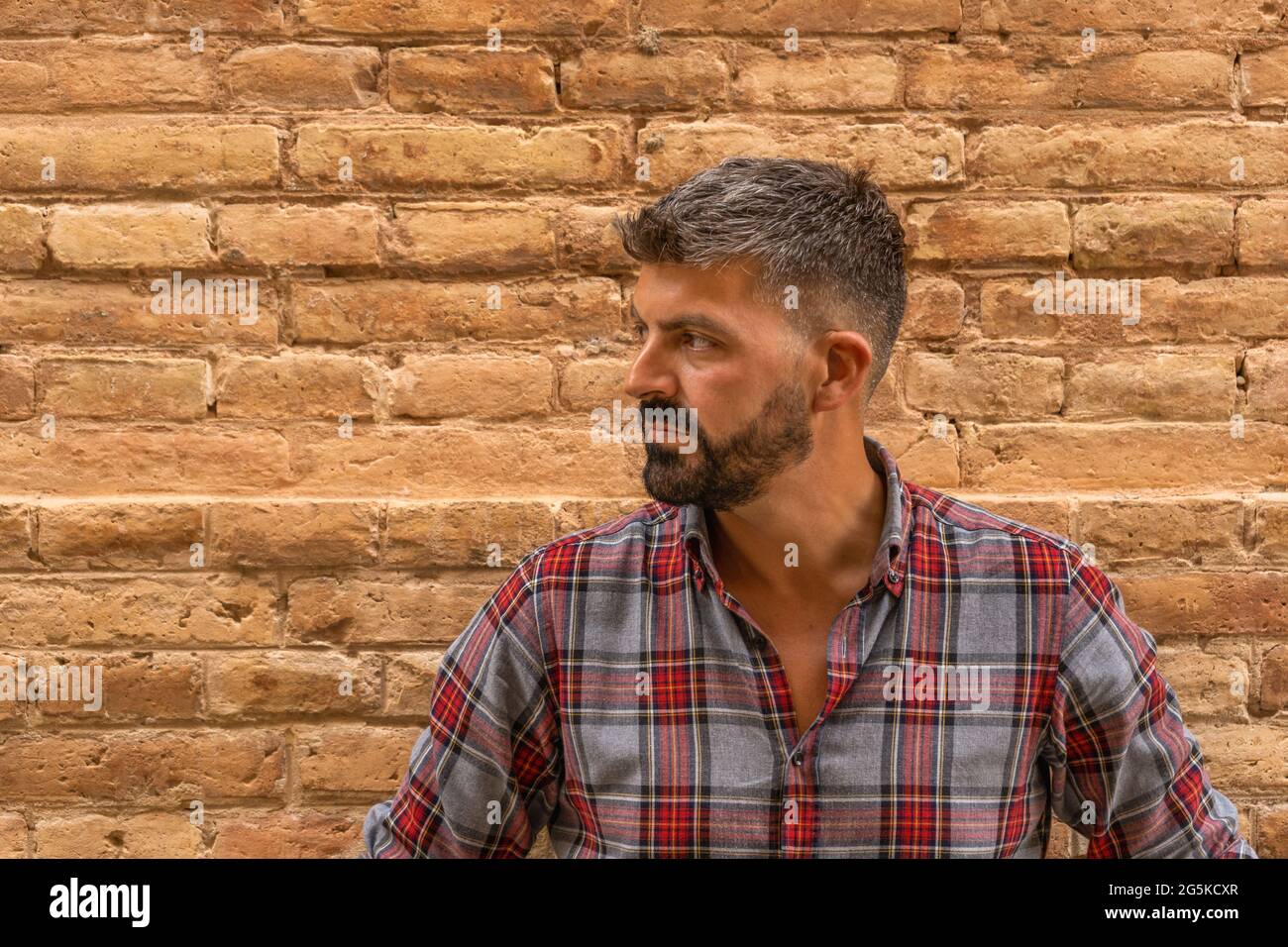 Man against the wall hi-res stock photography and images - Alamy
