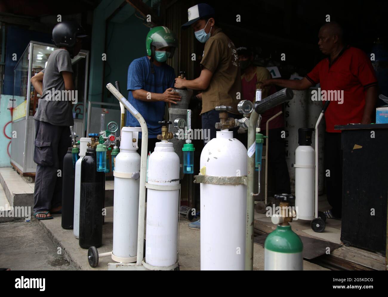 Oxygen Gas Cylinders High Resolution Stock Photography and Images - Alamy