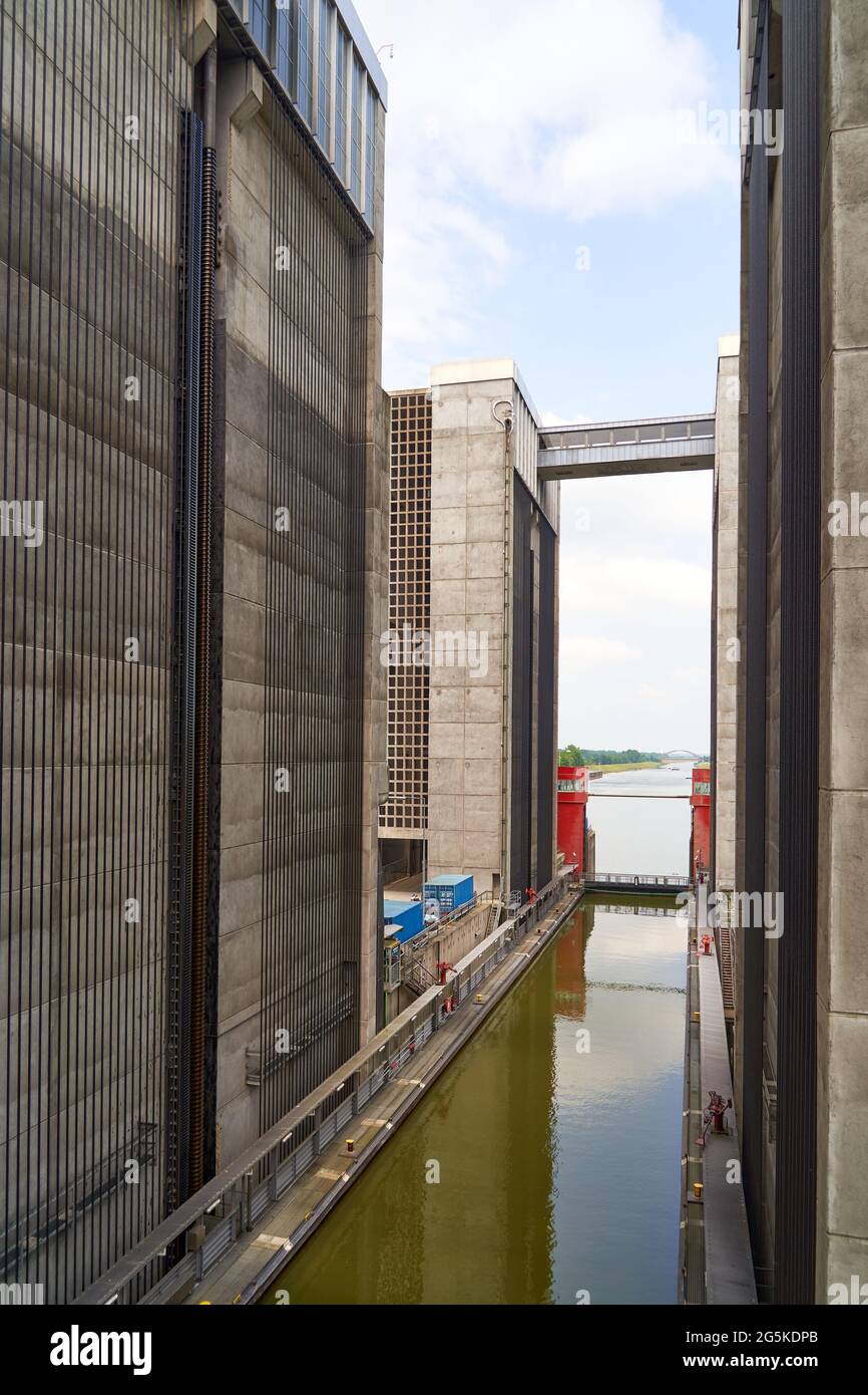 Ship elevator hi-res stock photography and images - Alamy