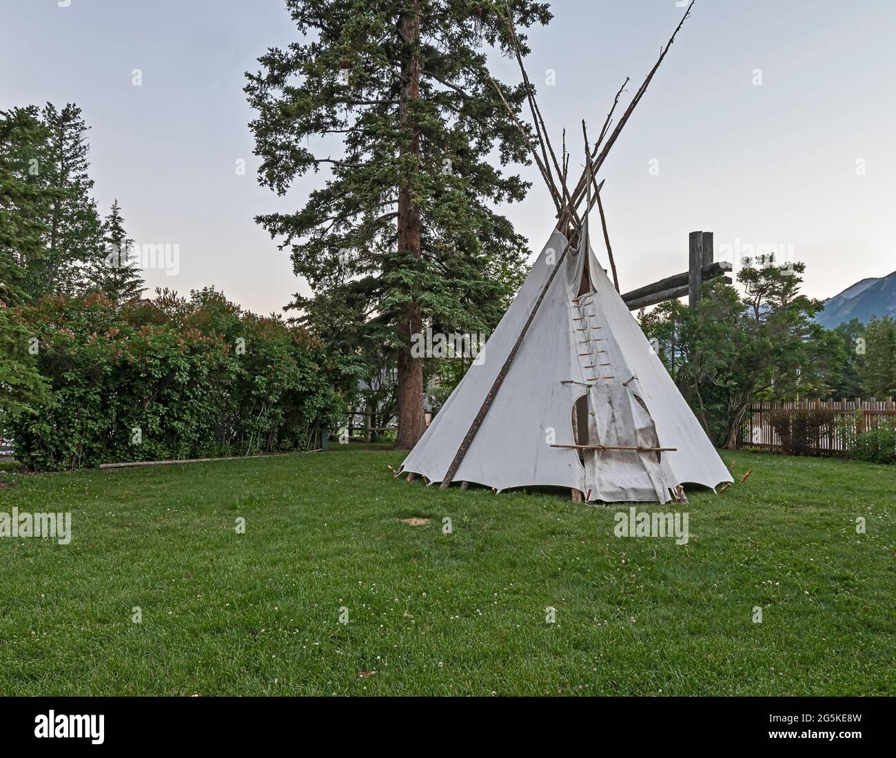 Indigenous canadian tipi hi-res stock photography and images - Alamy