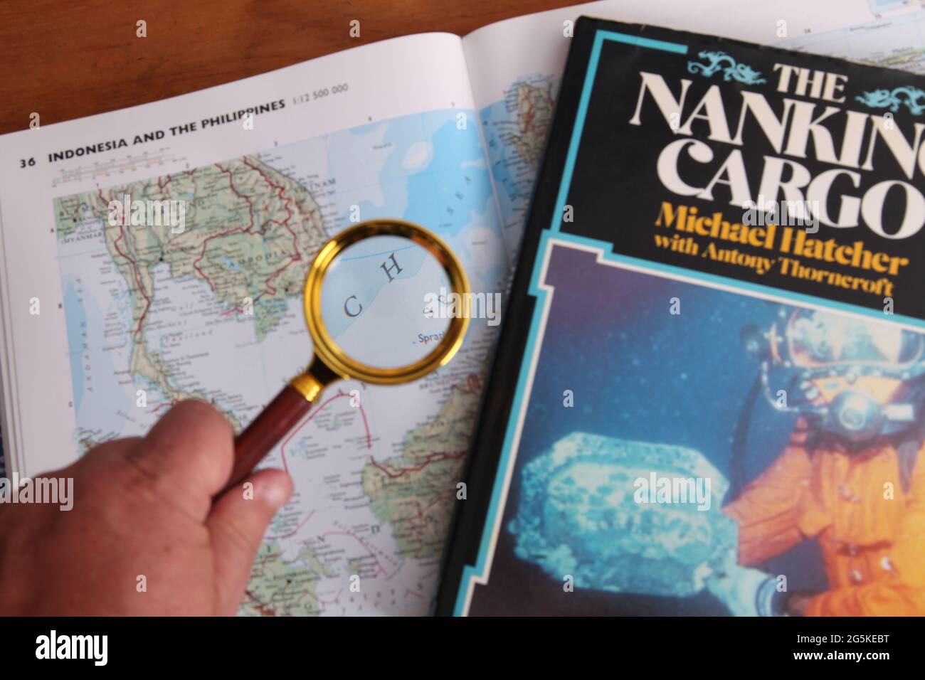 The Nanking Cargo (Geldermalsen shipwreck) hardback book 1987 on map of ...