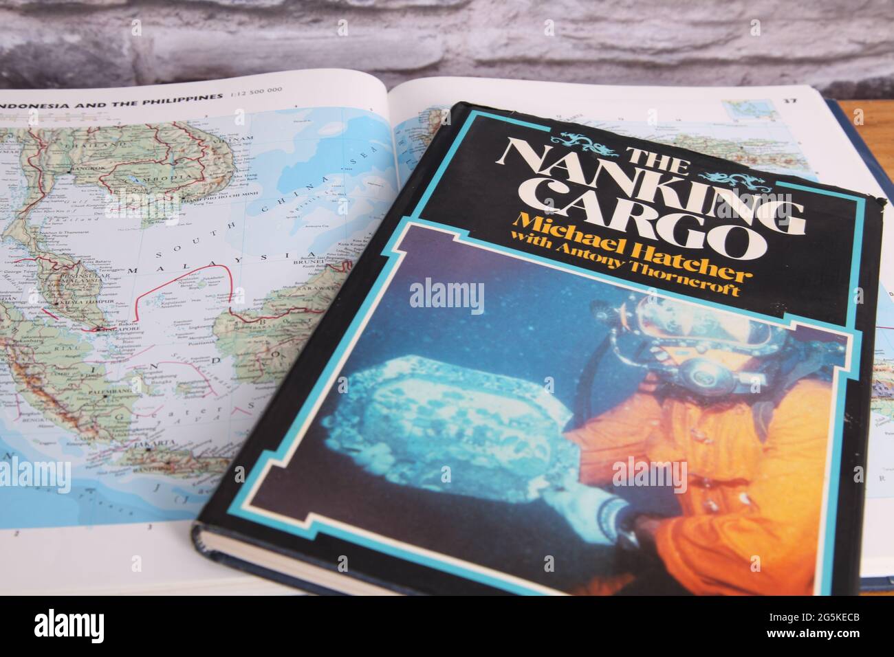 The Nanking Cargo (Geldermalsen shipwreck) hardback book 1987 on map of ...