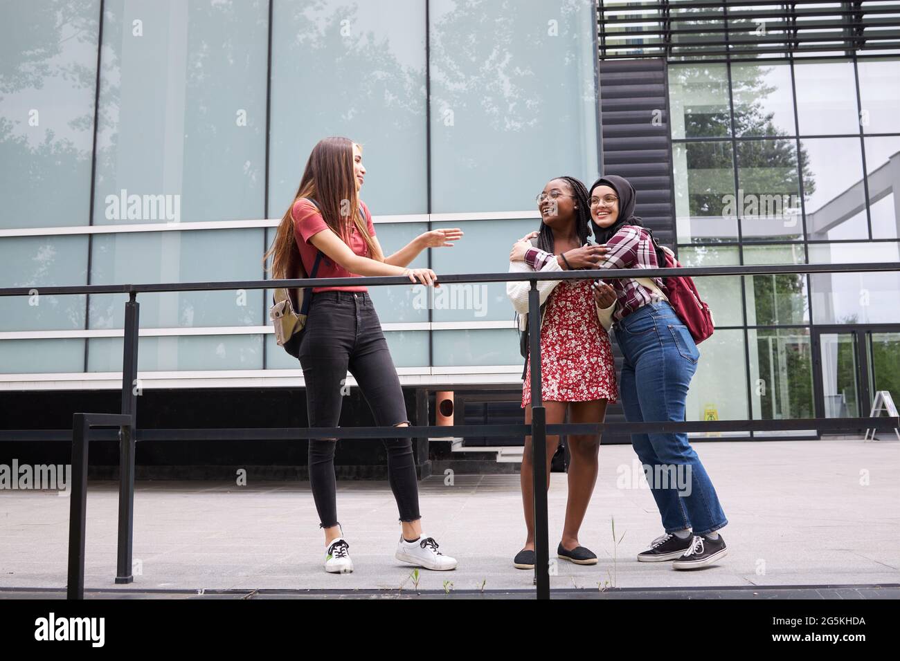 Teenage students outside school hi-res stock photography and images - Alamy