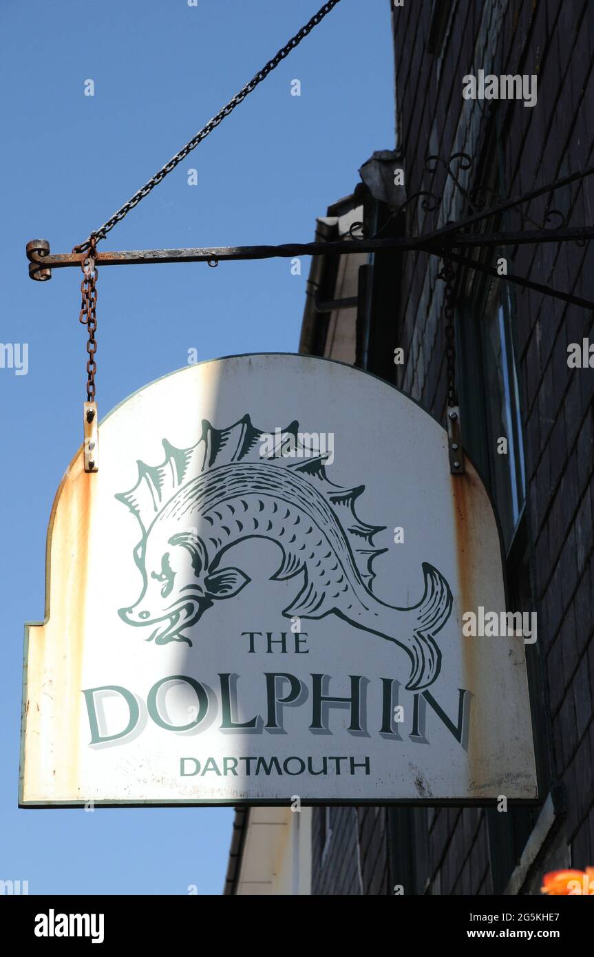 Hanging pub signs hi-res stock photography and images - Alamy