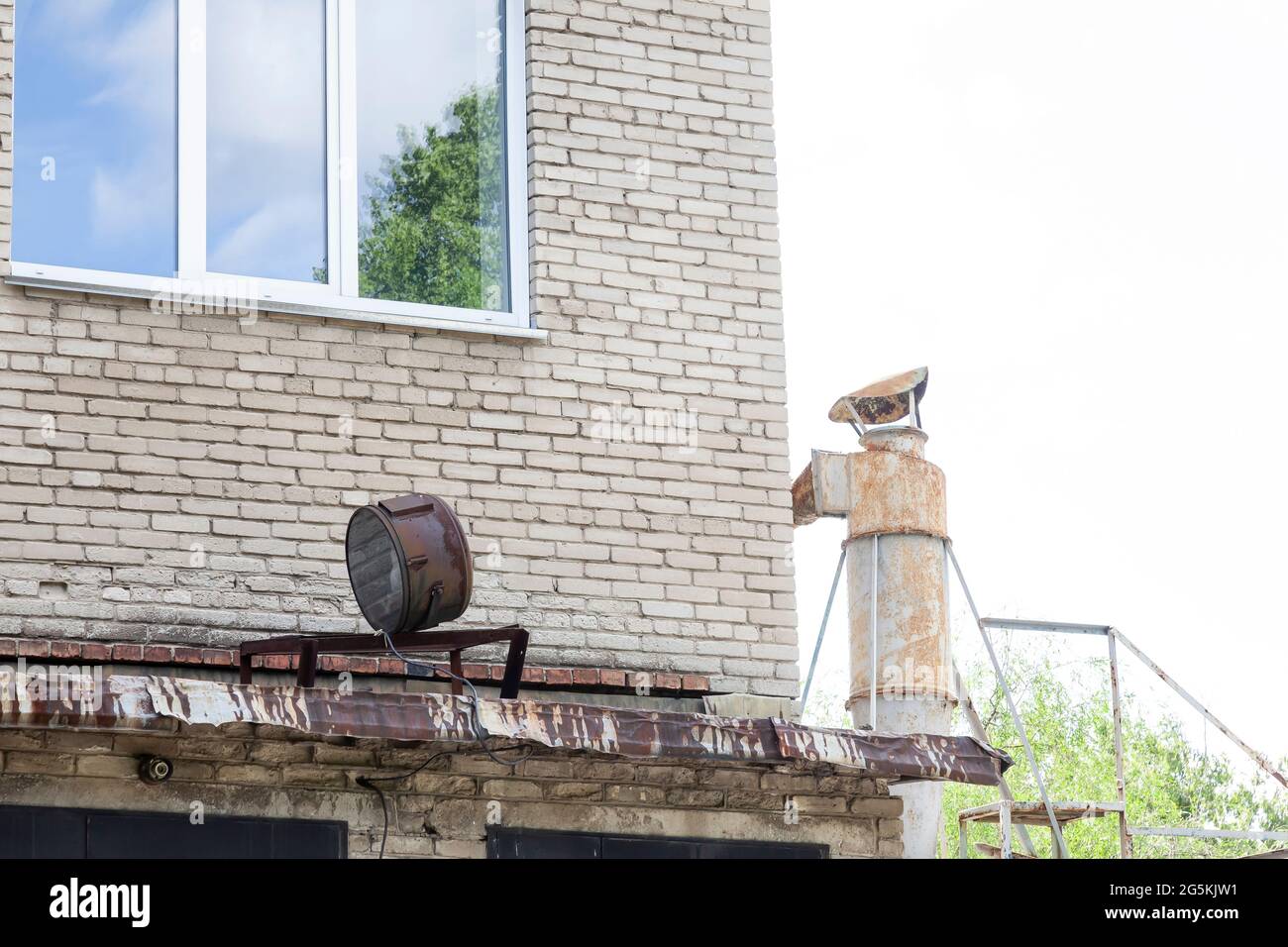 rusted light hanging from the roof - roof old spotlight stock pictures ...