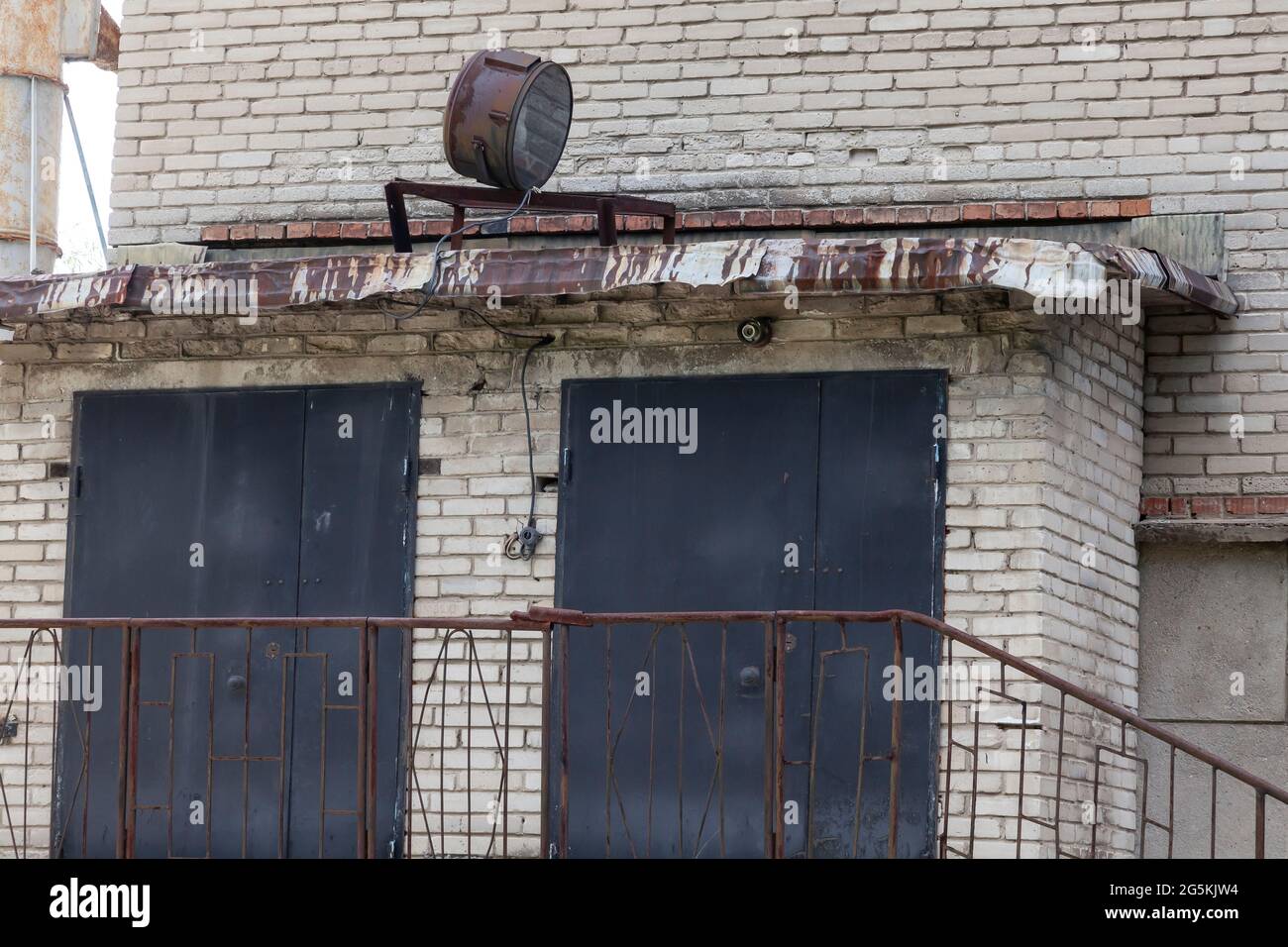 rusted light hanging from the roof - roof old spotlight stock pictures ...