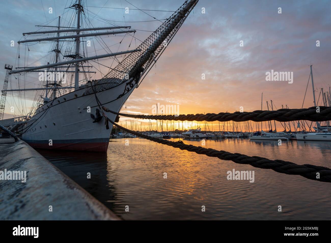 Stralsund, Germany. 23rd June, 2021. At sunset, a colourful sky appears ...
