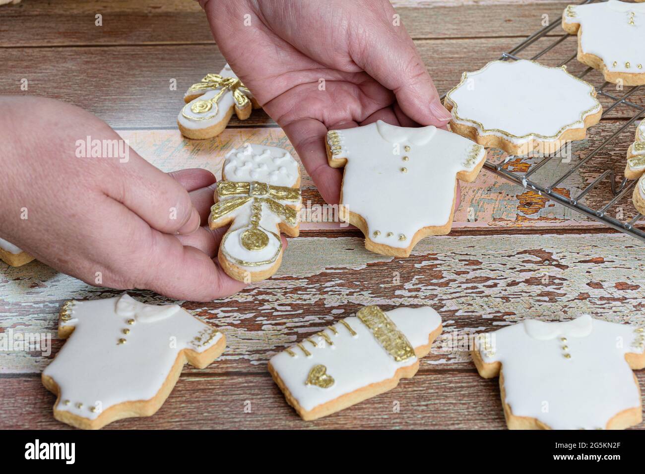 Royal icing hi-res stock photography and images - Alamy
