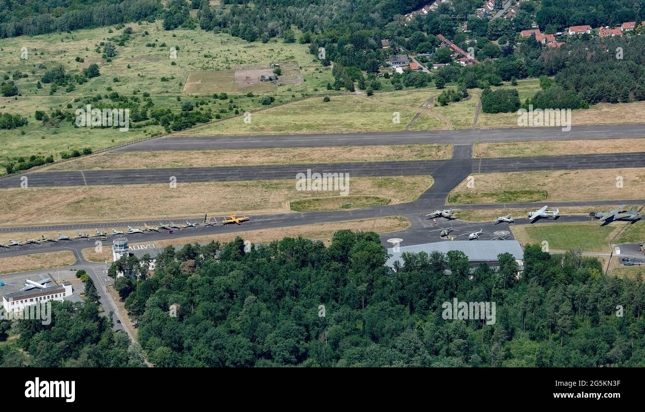 Aerial photograph airfield hi-res stock photography and images - Alamy
