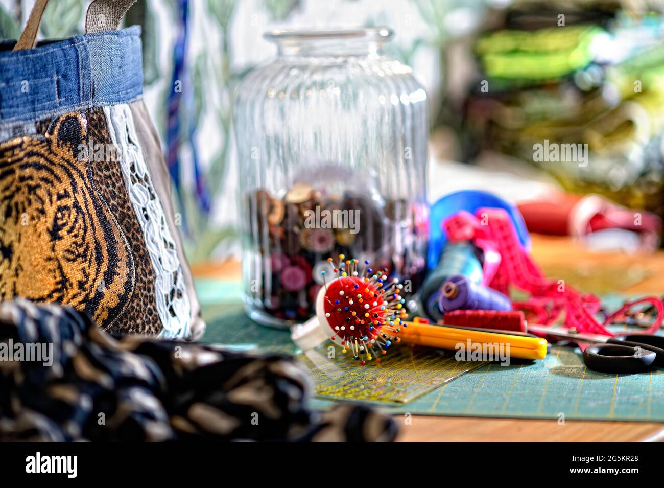 Tailor's workshop, yarn, scissors, needles, buttons, tape measure ...