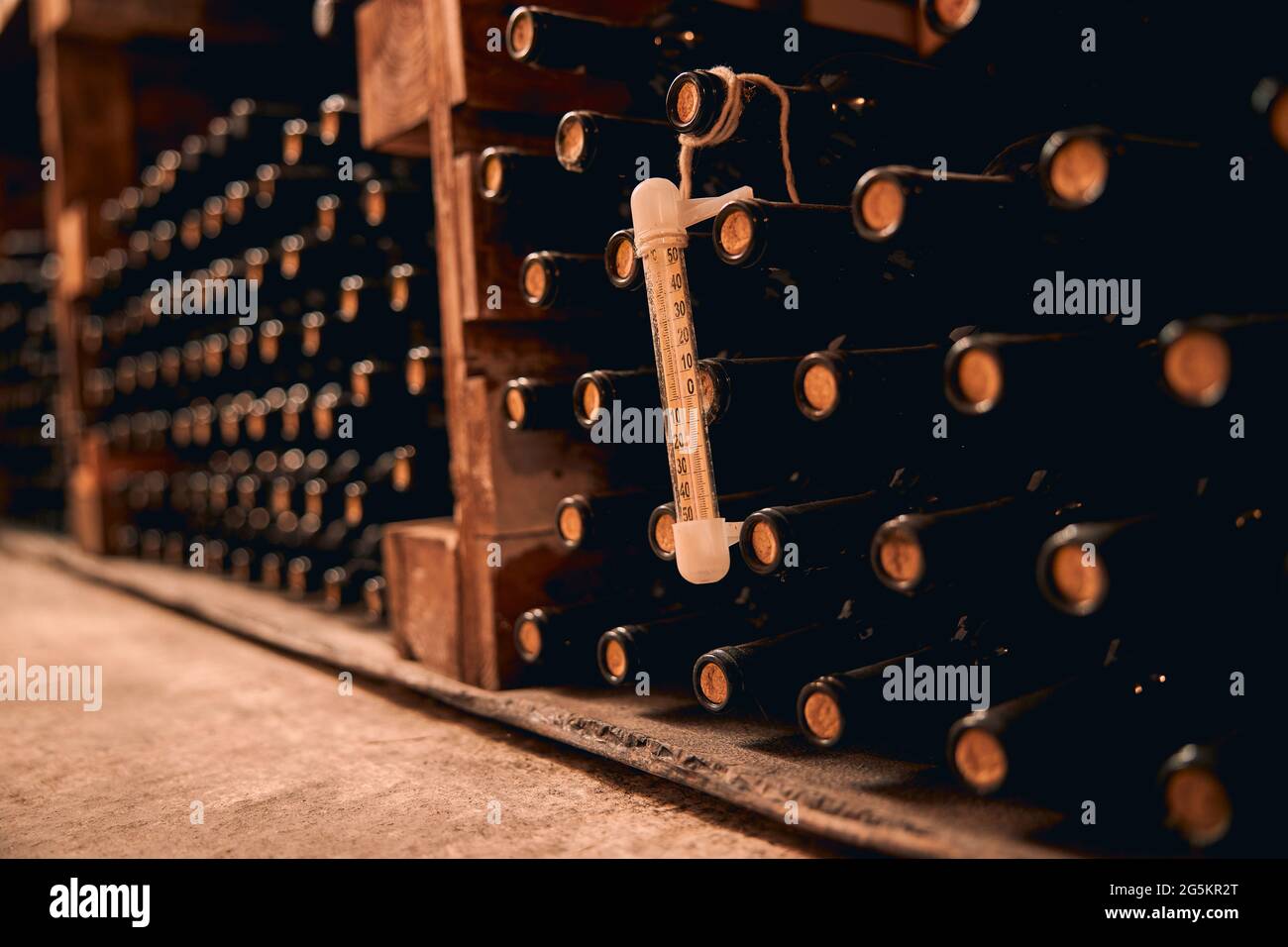 Alcohol in glass thermometer hi-res stock photography and images - Alamy