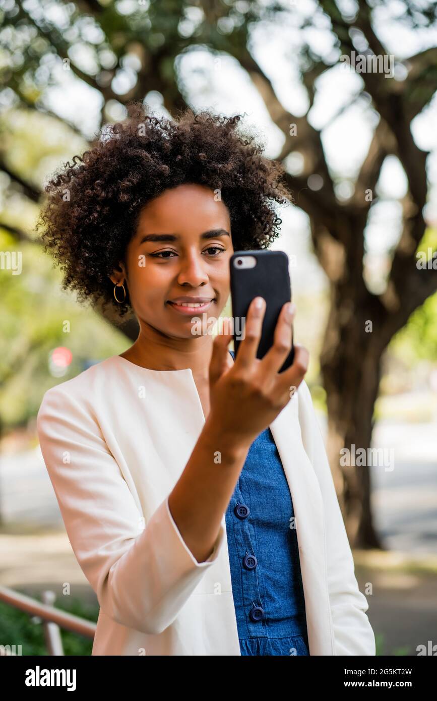 App afro hi-res stock photography and images - Alamy