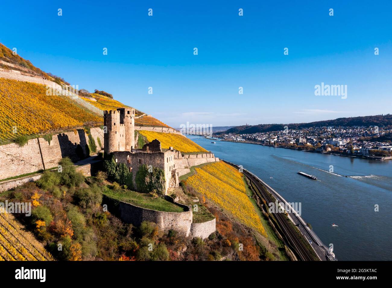 Aerial view, Ehrenfels Castle, Assmannshausen, Rüdesheim, Unesco World ...