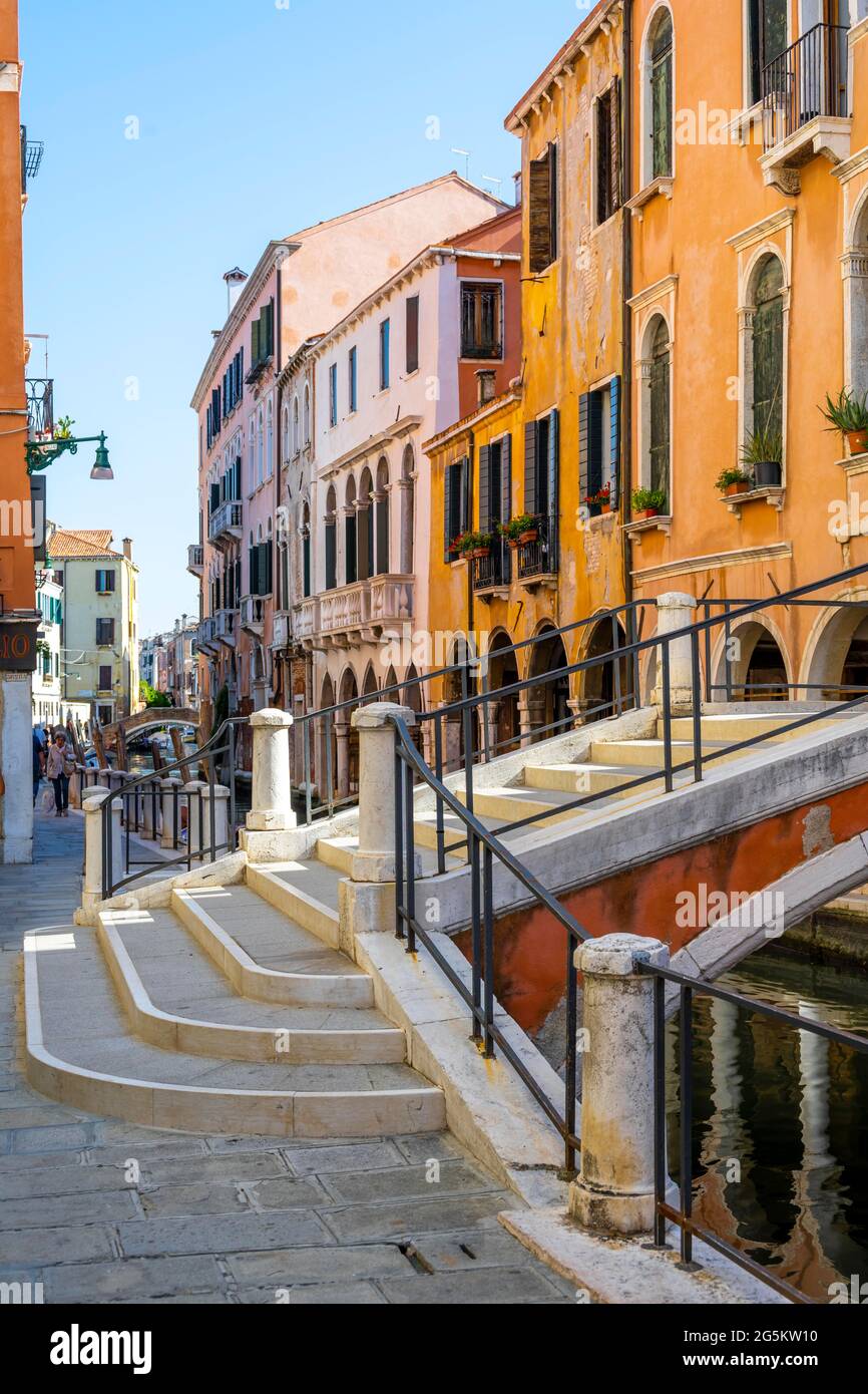 Venice bridge house hi-res stock photography and images - Alamy