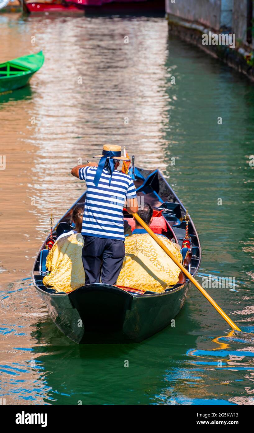 Man row a gondola hi-res stock photography and images - Alamy