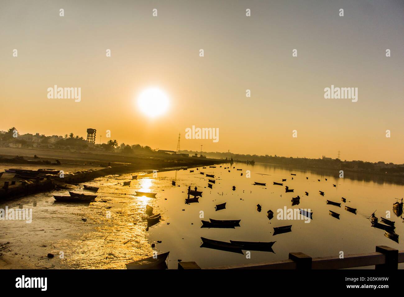 Fishing boat diu india hi-res stock photography and images - Alamy