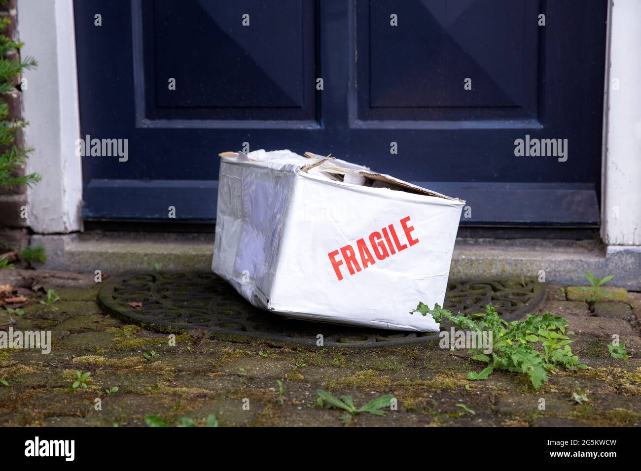 Damaged parcel hi-res stock photography and images - Alamy