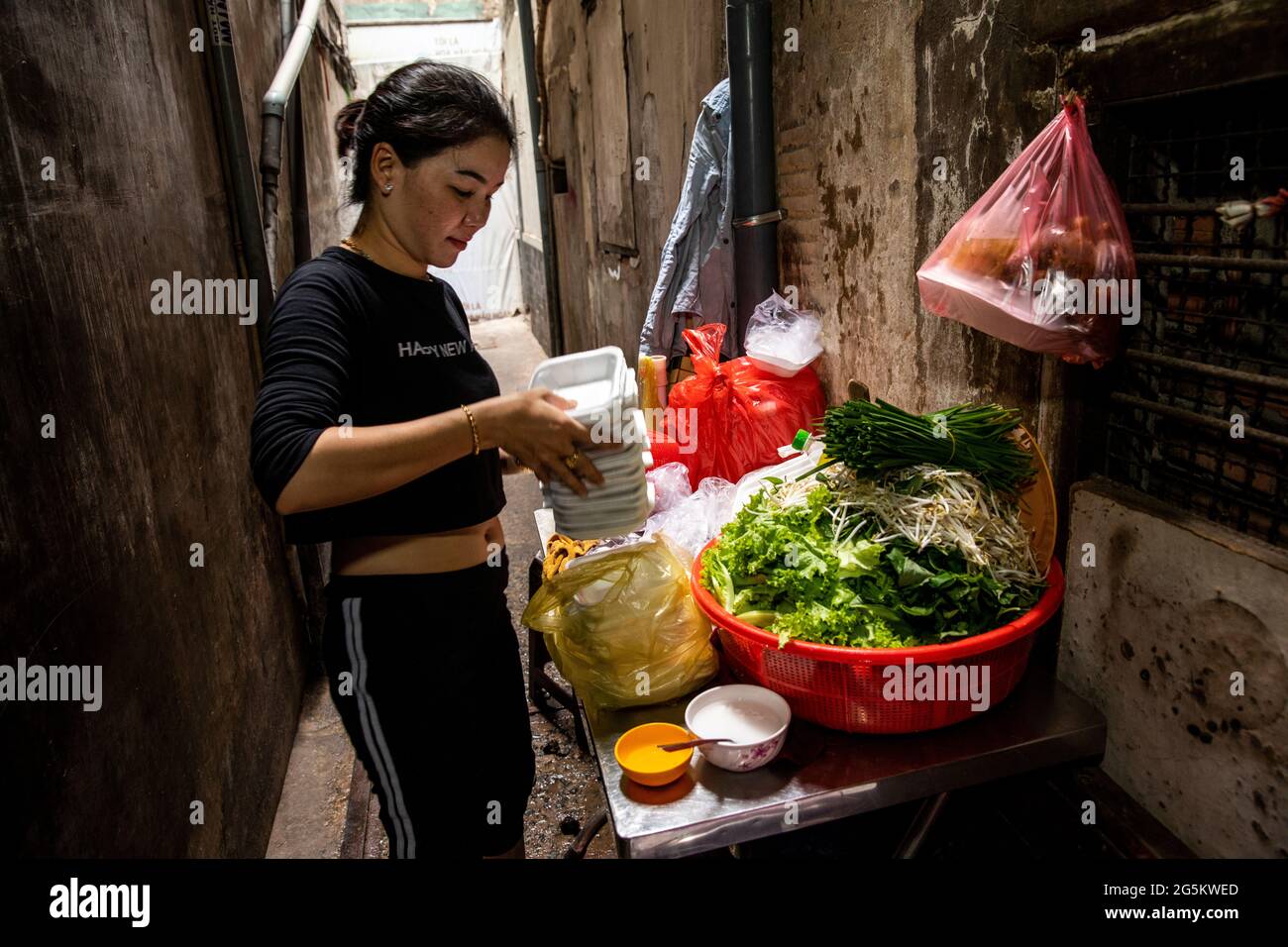 With A Back Alley As A Kitchen, A Cook Prepares A Pawn Entree Stock ...