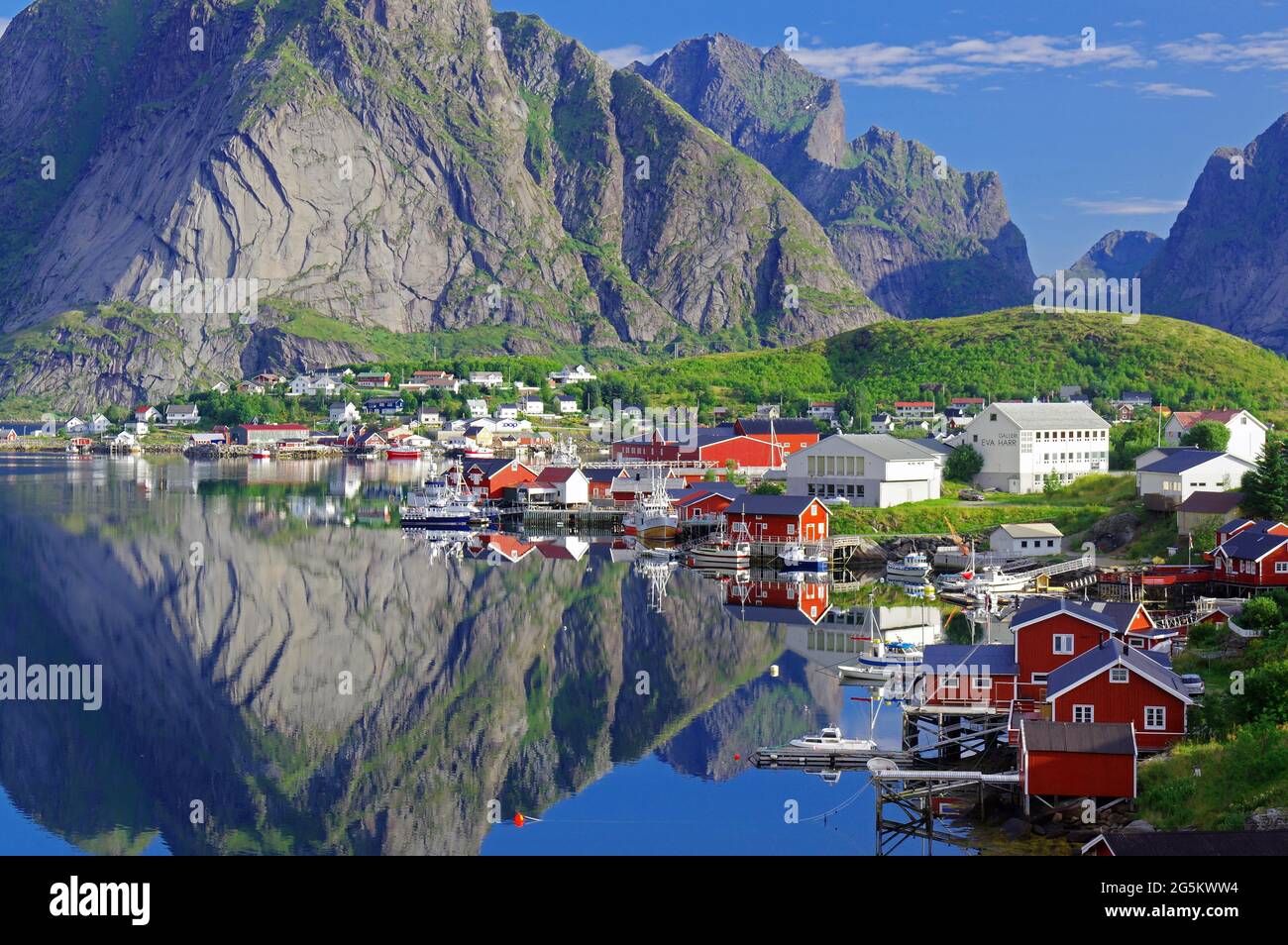 Silent fjord and mountains, Rorbuer, typical wooden houses, Reine ...