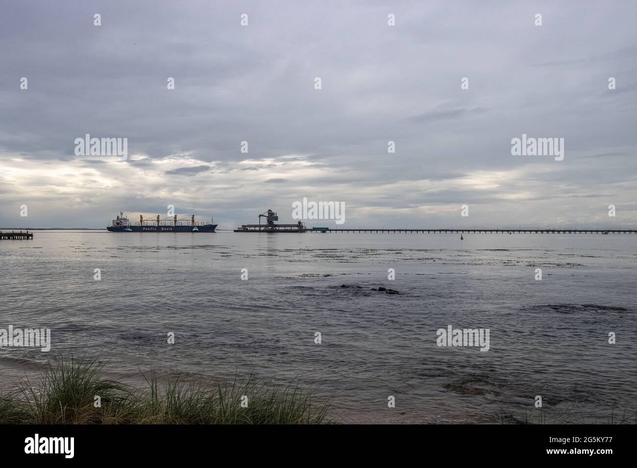 Ship approaching wharf at Tiwai Point Aluminium Smelter Stock Photo - Alamy