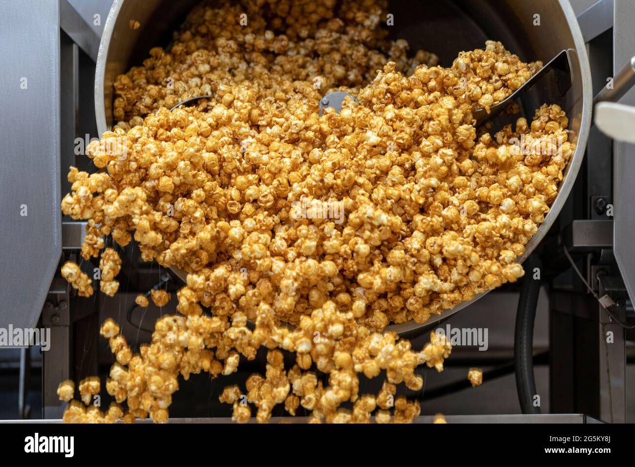 Freshly popped popcorn pours out of the kettle to cool Stock Photo - Alamy