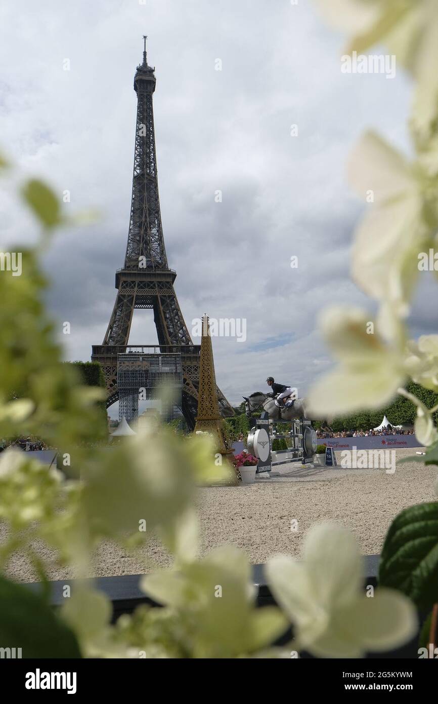 Michael PENDER (IRL) riding HS JAVAS GUCCI, Eiffel Challenge Prize ...