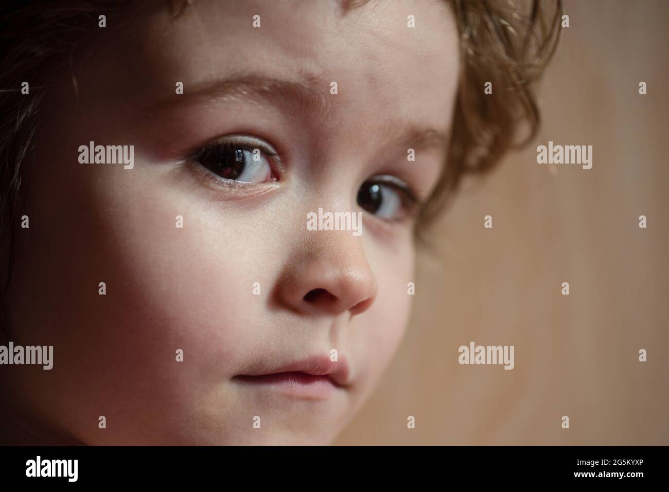 Portrait of a amazed surprised child boy. Close up caucasian kids face ...