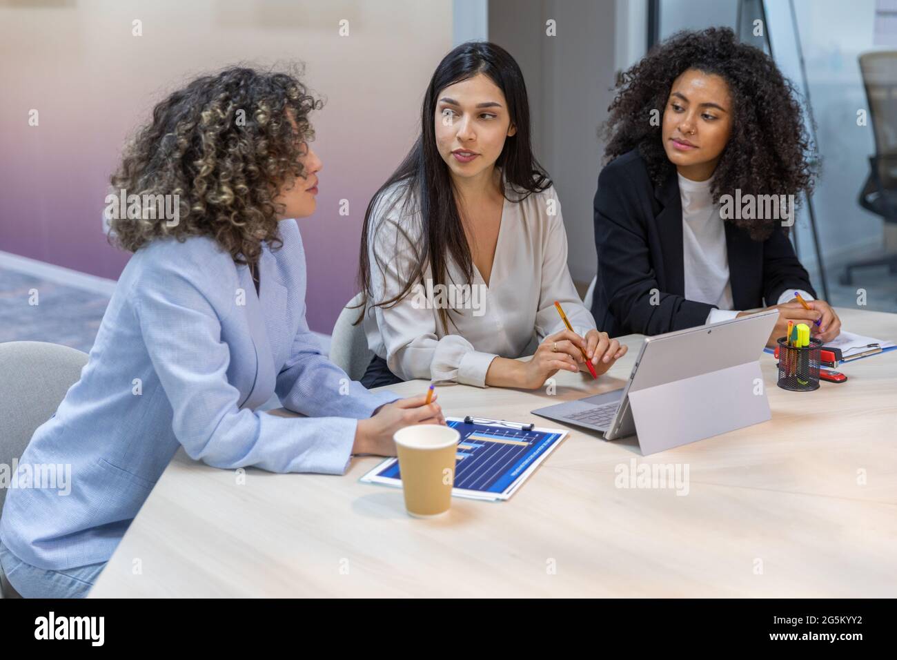 Business team working graphics hi-res stock photography and images - Alamy
