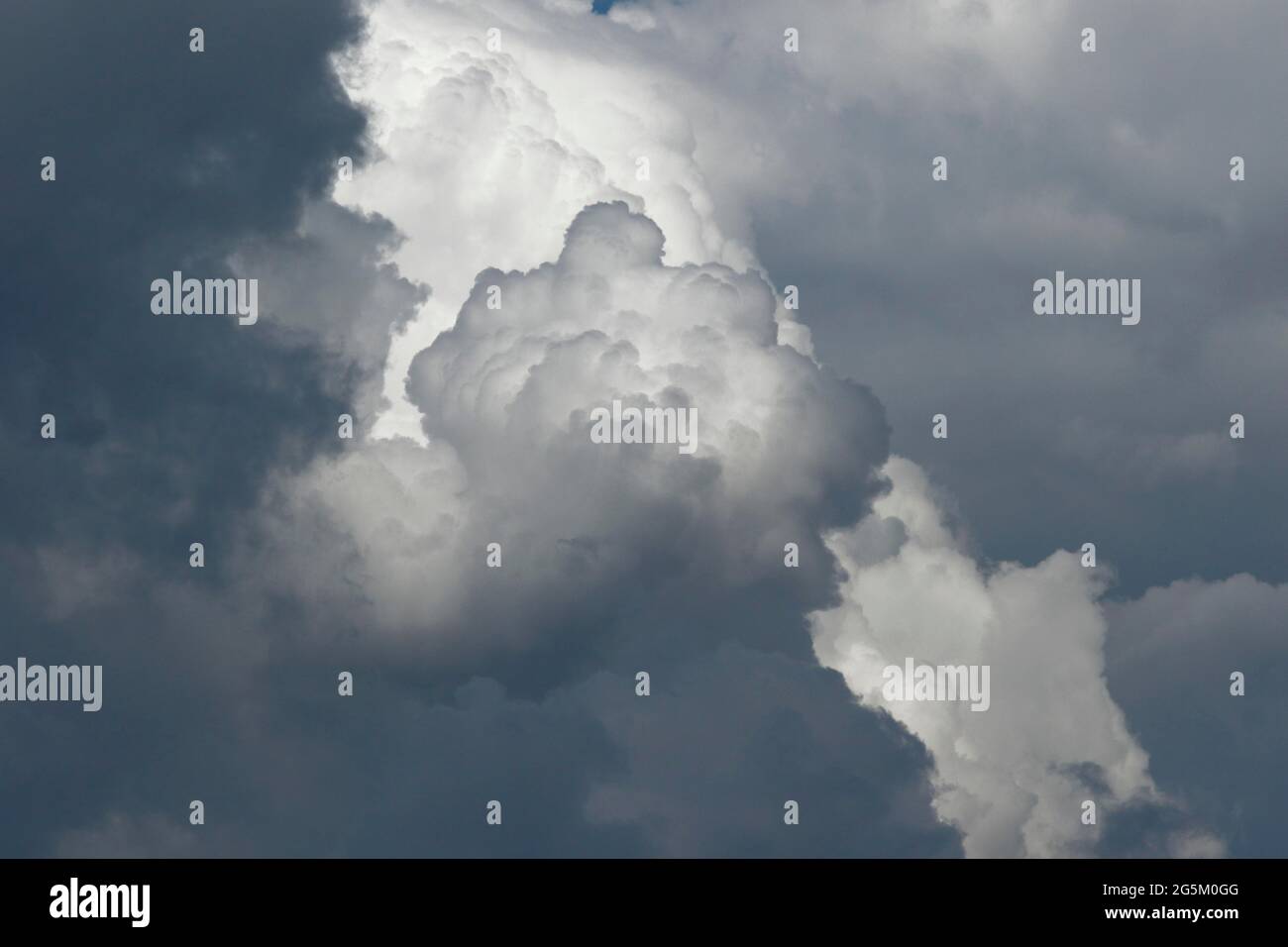 Light overcast hi-res stock photography and images - Alamy