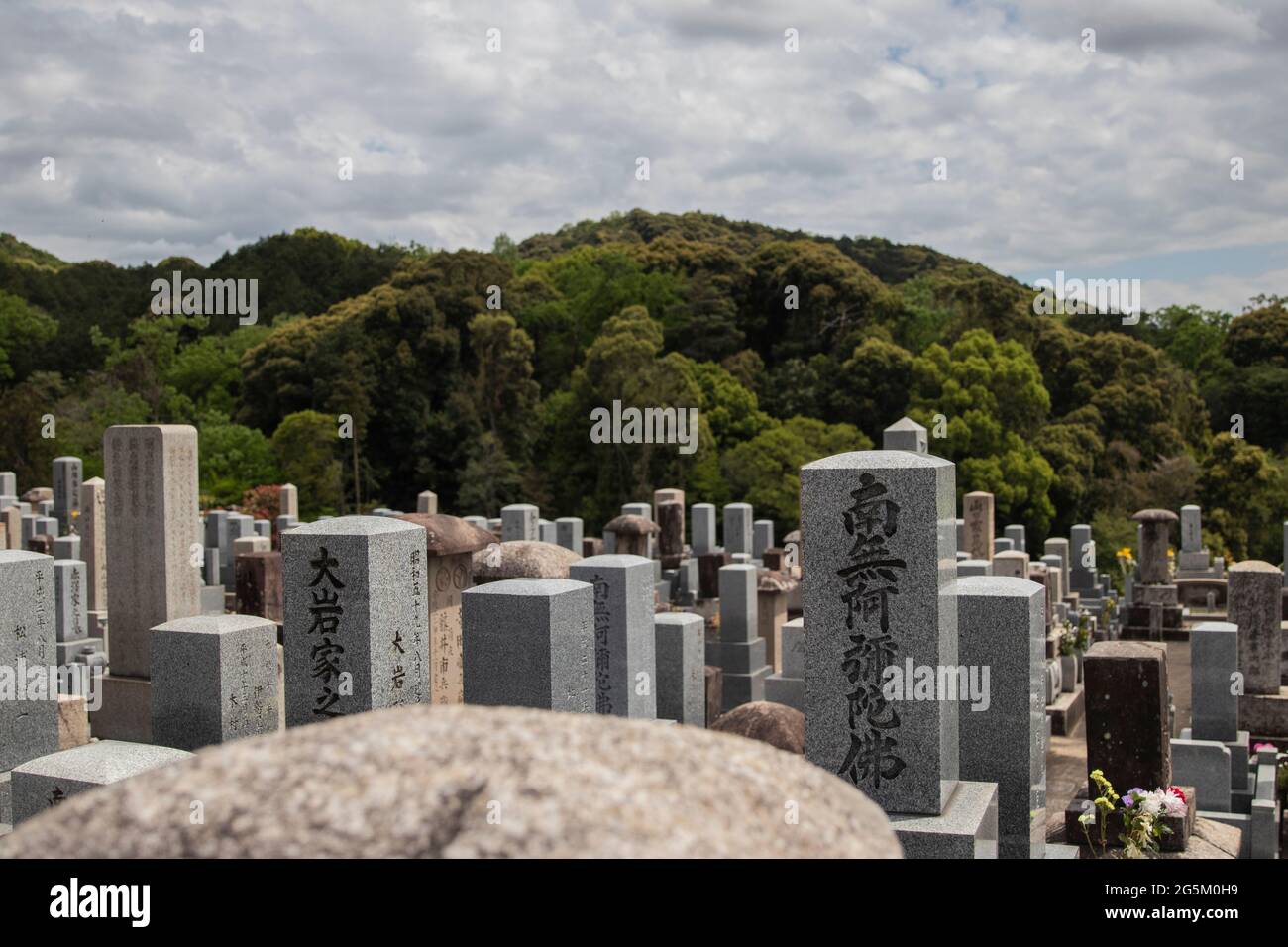 Cemetery tomb graveyard tokyo japan hi-res stock photography and images ...