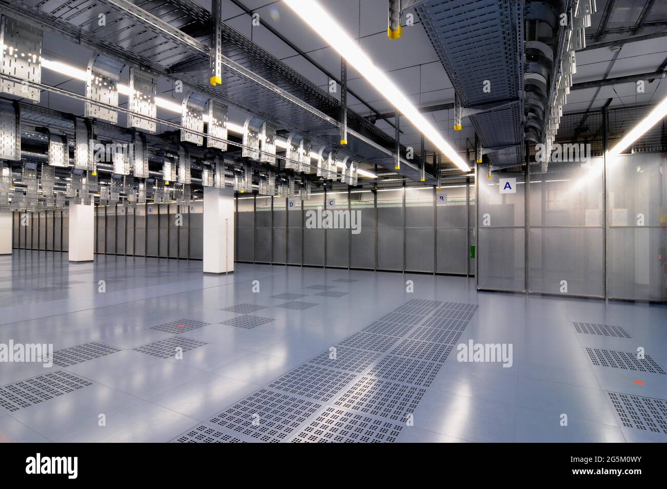 Empty industrial hall hi-res stock photography and images - Alamy