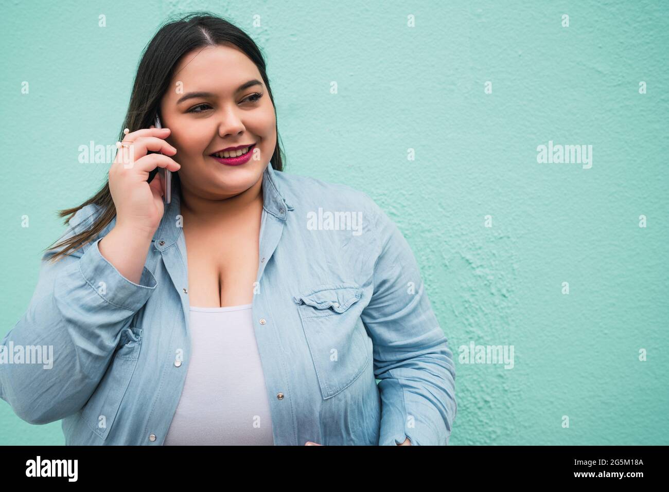 Young plus size woman talking on the phone Stock Photo - Alamy