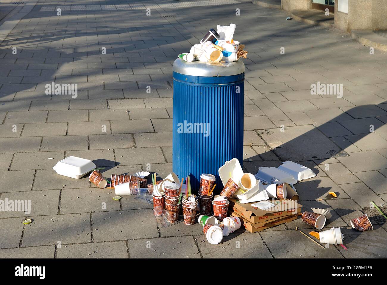 Overfilled trash can hi-res stock photography and images - Alamy