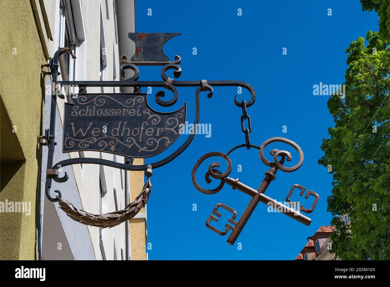 Old shop sign hi-res stock photography and images - Alamy