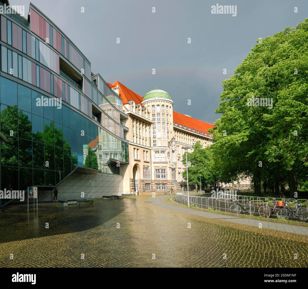 Founding building from 1914 and extension, German Library, German ...