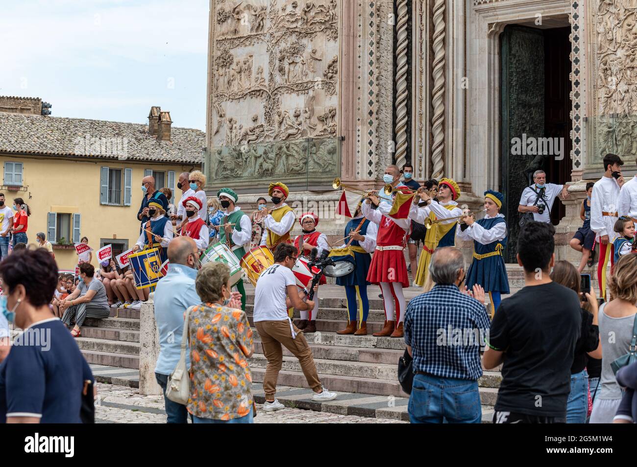 People playing medieval music hi-res stock photography and images - Alamy