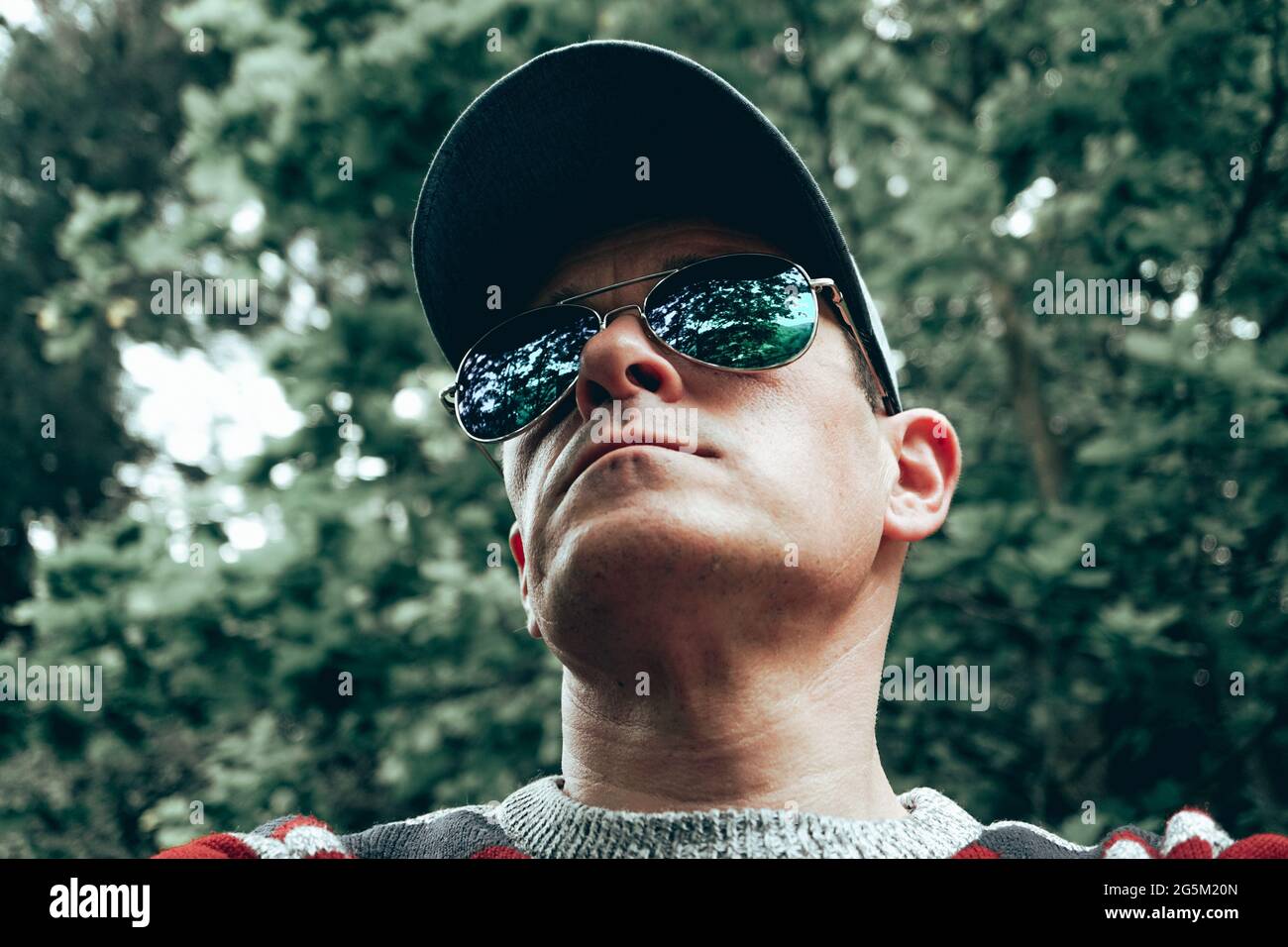 man with sunglasses and cap taking a selfie Stock Photo - Alamy