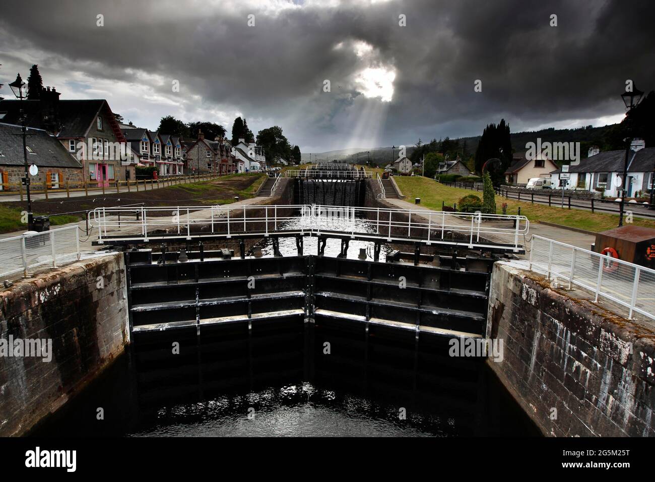Caledonian Canal, lock stairs, grey sky, Loch Neß, Fort Augustus ...